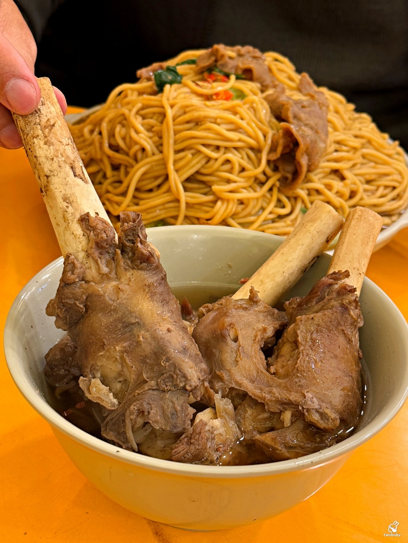 新東羊羊肉料理專賣店 招牌巨無霸羊肉炒麵只要100元 一份抵五份有夠扯！ @兔貝比的菲比尋嚐